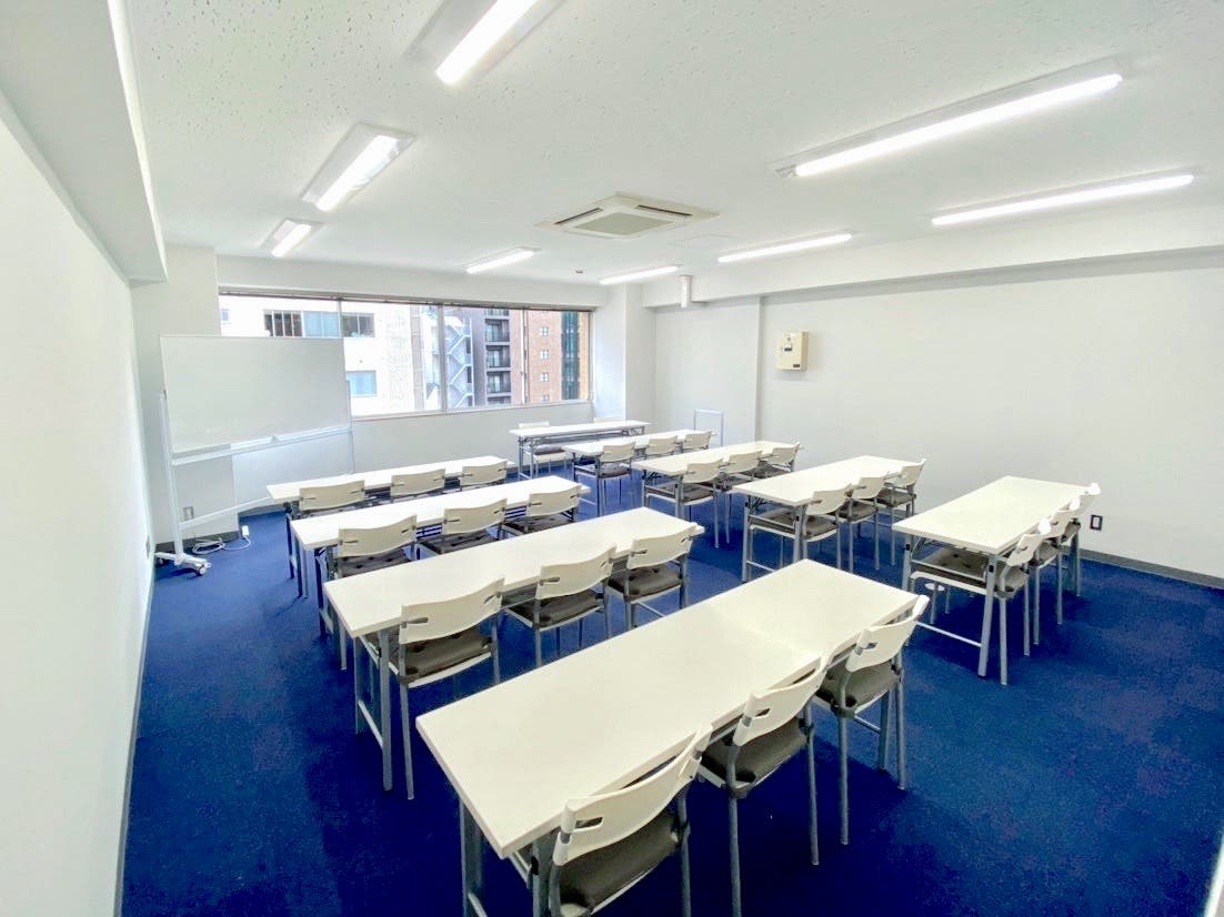 【神田駅から徒歩5分】⭐️無料備品多数⭐️会議・研修・試験会場等様々な用途でご利用可能⭐️4階D会議室の写真3