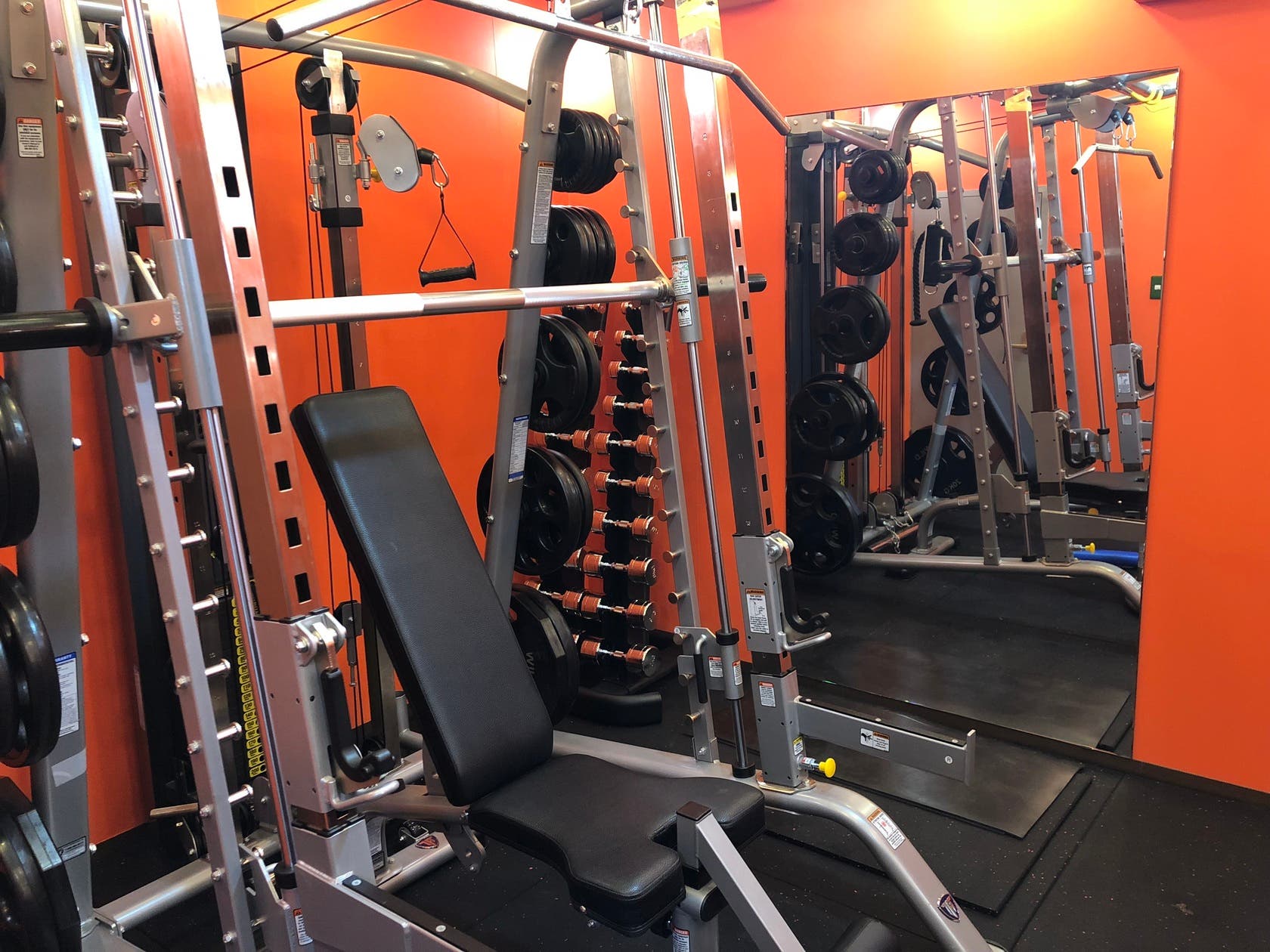 北新地駅から徒歩2分のレンタルジム、ホテルモントレ　フルーレから100m未満の距離です。の写真1