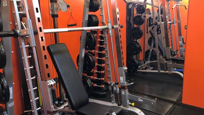 北新地駅から徒歩2分のレンタルジム、ホテルモントレ フルーレから100m未満の距離です。の写真1