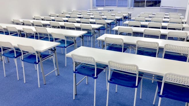 【神田駅から徒歩5分】⭐️無料備品多数⭐️会議・研修・試験会場等様々な用途でご利用可能⭐️5階C会議室の写真1