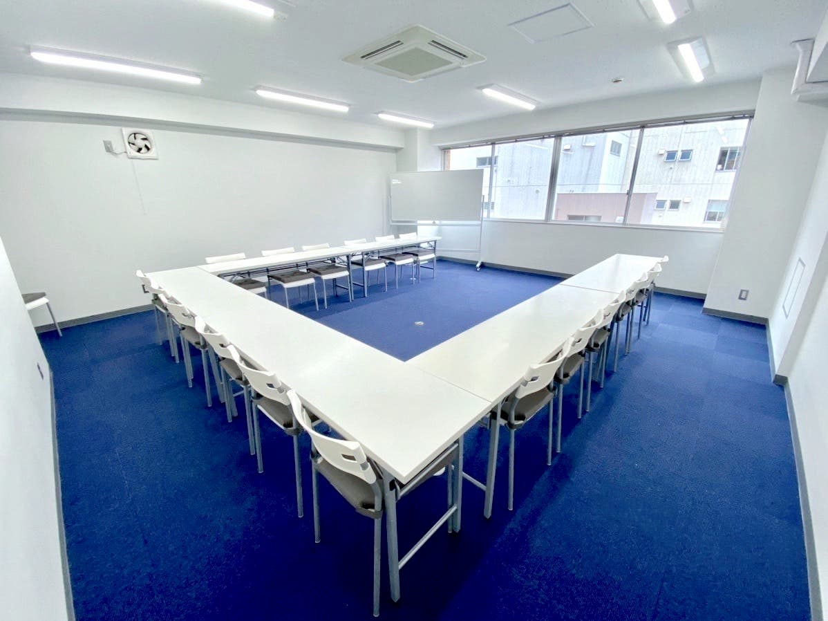 【神田駅から徒歩5分】⭐️無料備品多数⭐️会議・研修・試験会場等様々な用途でご利用可能⭐️6階A会議室の写真4