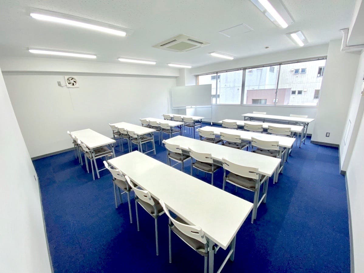 【神田駅から徒歩5分】⭐️無料備品多数⭐️会議・研修・試験会場等様々な用途でご利用可能⭐️6階A会議室の写真1