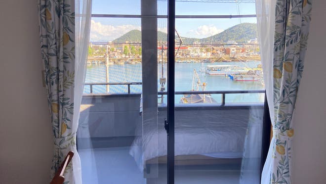 高松駅に近い、一軒家まるごと貸切、窓から漁港風景、駐車二台無料の写真1