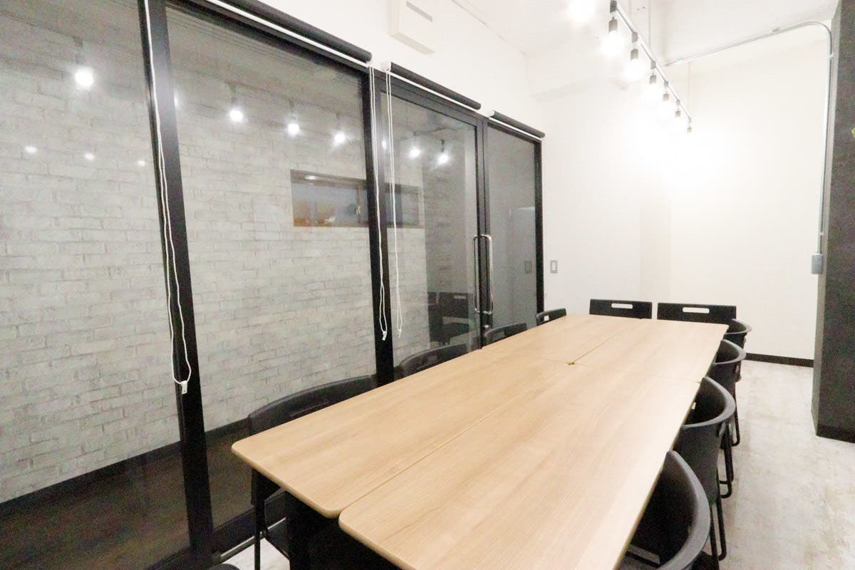 【心斎橋駅徒歩53秒！12名利用可！】大型モニター・WiFi無料！デザイナーズ物件！ふれあい貸し会議室 心斎橋No98の写真5