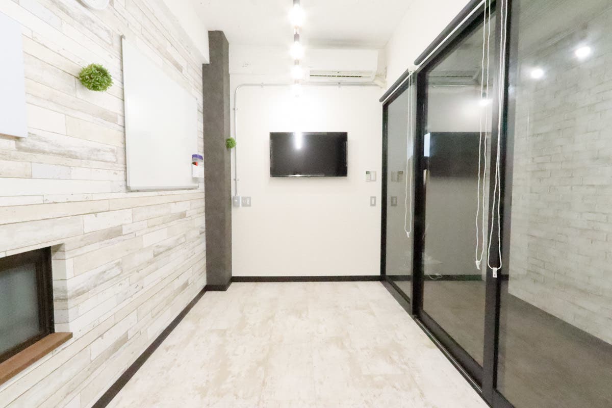 【心斎橋駅徒歩53秒！12名利用可！】大型モニター・WiFi無料！デザイナーズ物件！ふれあい貸し会議室 心斎橋No98の写真10