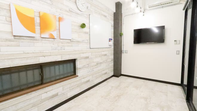 【心斎橋駅徒歩53秒!12名利用可!】大型モニター・WiFi無料!デザイナーズ物件!ふれあい貸し会議室 心斎橋No98の写真11