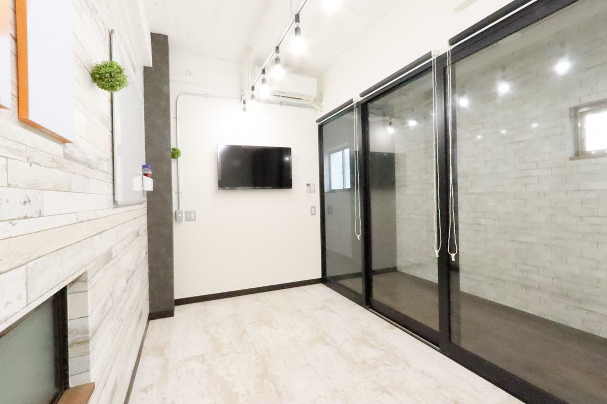 【心斎橋駅徒歩53秒！12名利用可！】大型モニター・WiFi無料！デザイナーズ物件！ふれあい貸し会議室 心斎橋No98の写真12