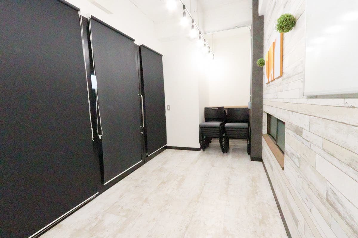 【心斎橋駅徒歩53秒！12名利用可！】大型モニター・WiFi無料！デザイナーズ物件！ふれあい貸し会議室 心斎橋No98の写真13