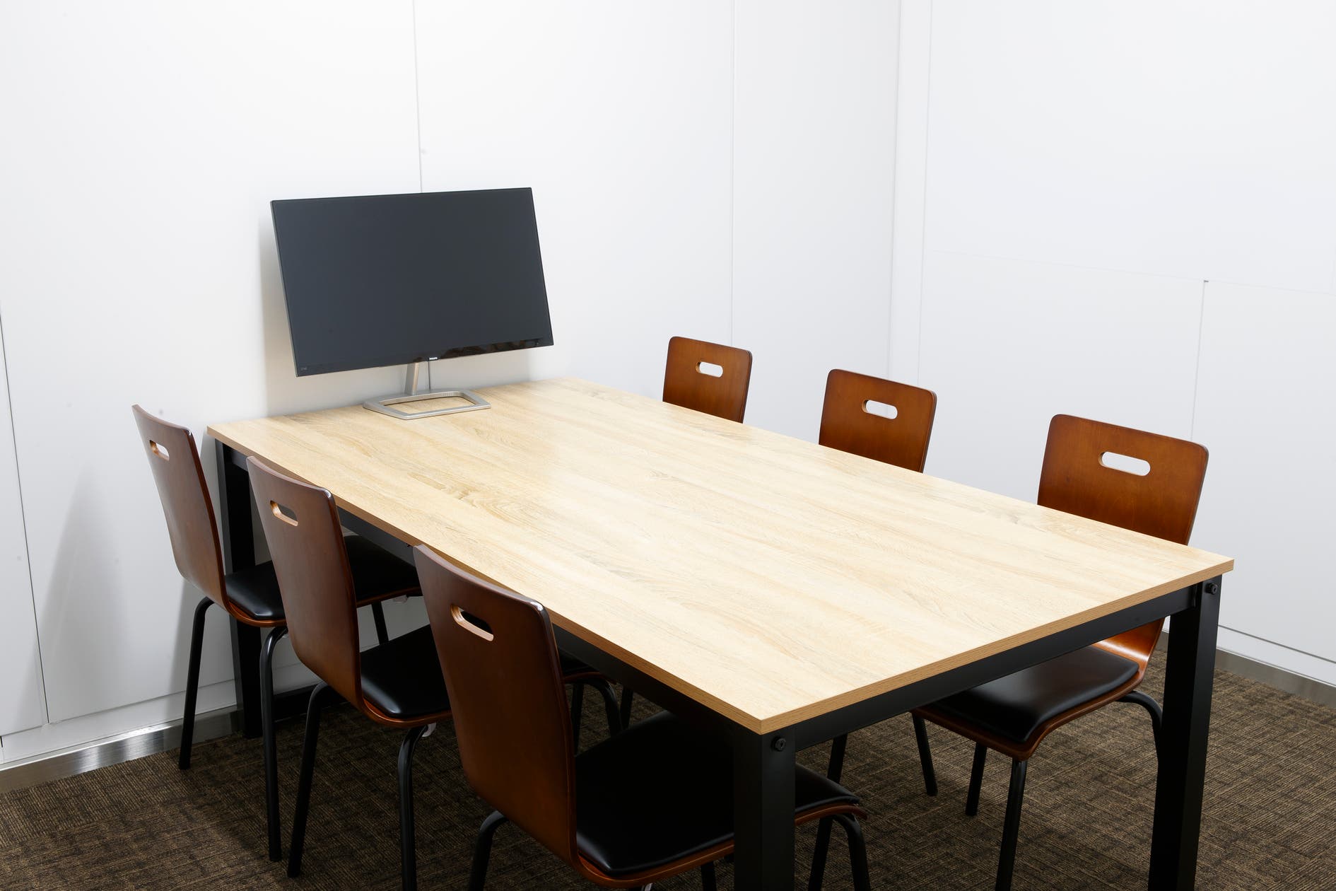 ServiceOffice W京都駅前 貸会議室B（1～6名）【京都駅徒歩5分】WEB会議や打合せに・フリードリンク利用可の写真1