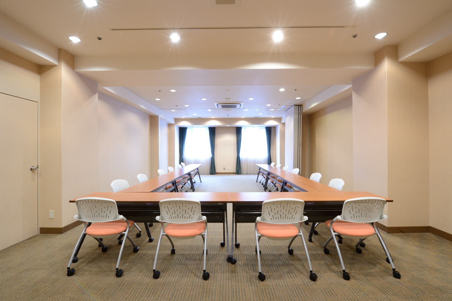広さ87㎡の規模があるスペースで、シアター形式で68名、スクール形式で54名、ロの字で36名まで利用できます。の写真1