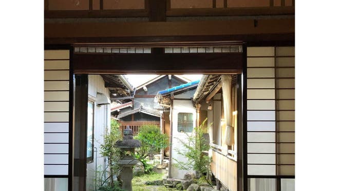 【B】1階 和室10畳(テレビ、座卓、座布団あり)の写真2