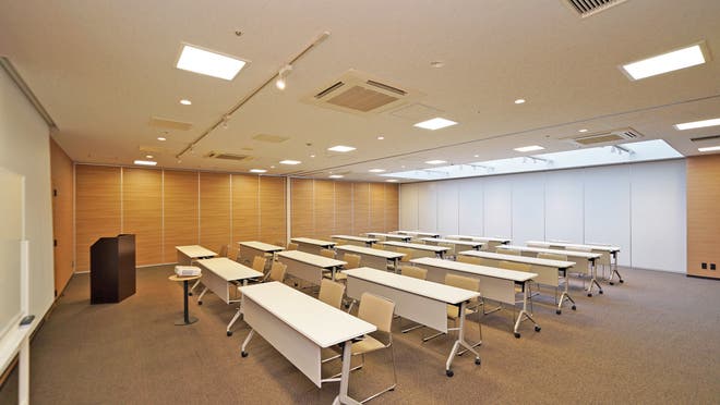 120㎡の大きさで、天窓もあり採光も抜群です!の写真3