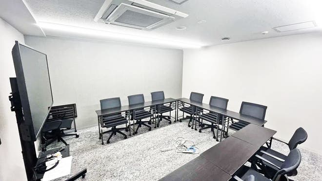 ✨12~1月値下げ中✨【大宮駅2分】✨会議や遊びに! Wi-Fi/ドリンク 大会議室【可動式机】No.102の写真1