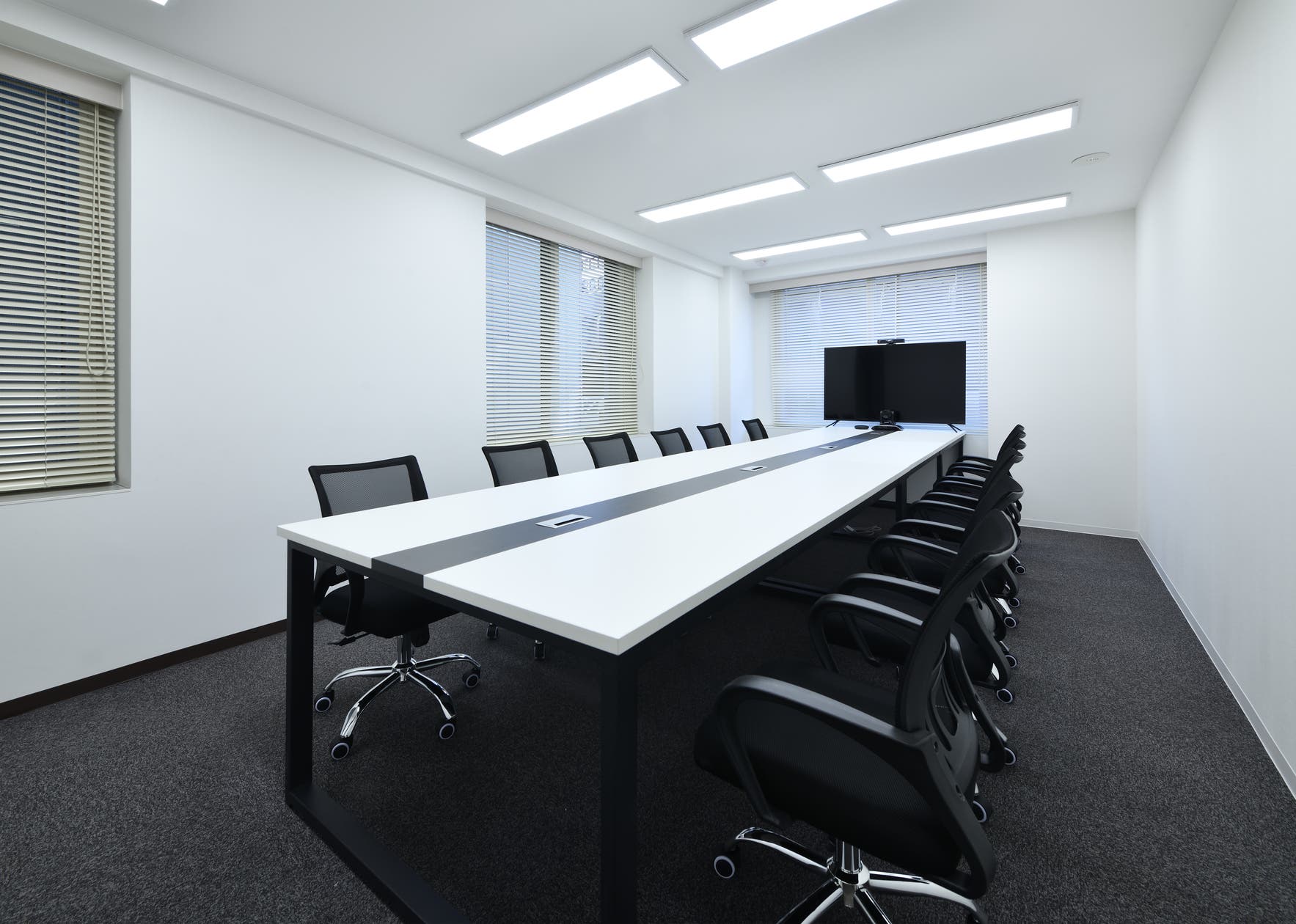 最大12名利用可能　2024年１月オープン、コワーキングスペース併設の会議室の写真1