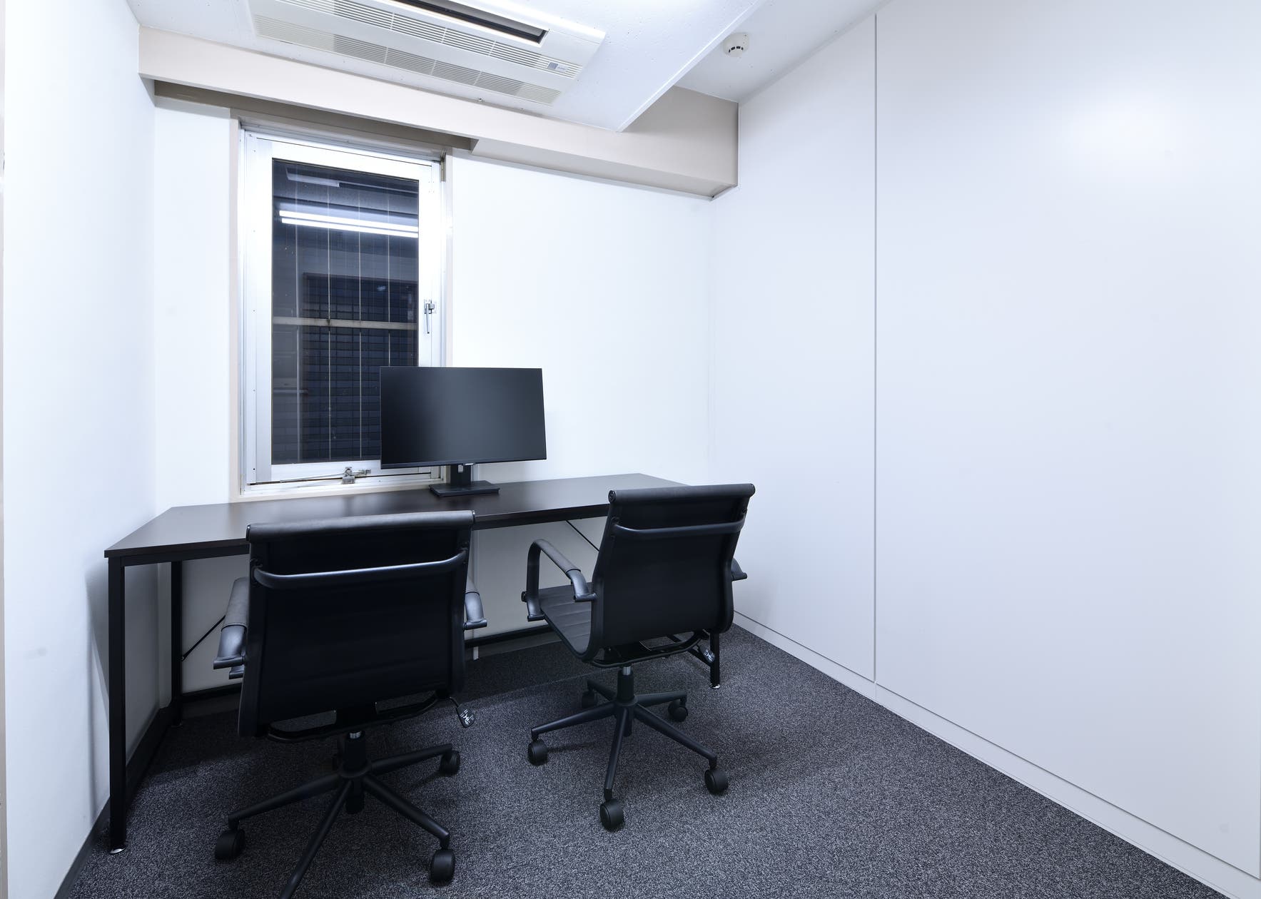 2024年１月オープン、コワーキングスペース併設の会議室の写真1