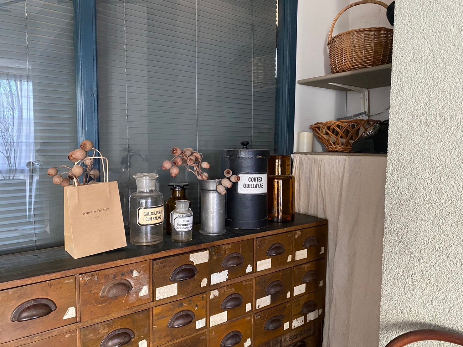 元町駅から徒歩５分の自然光が入るオシャレ空間の写真5