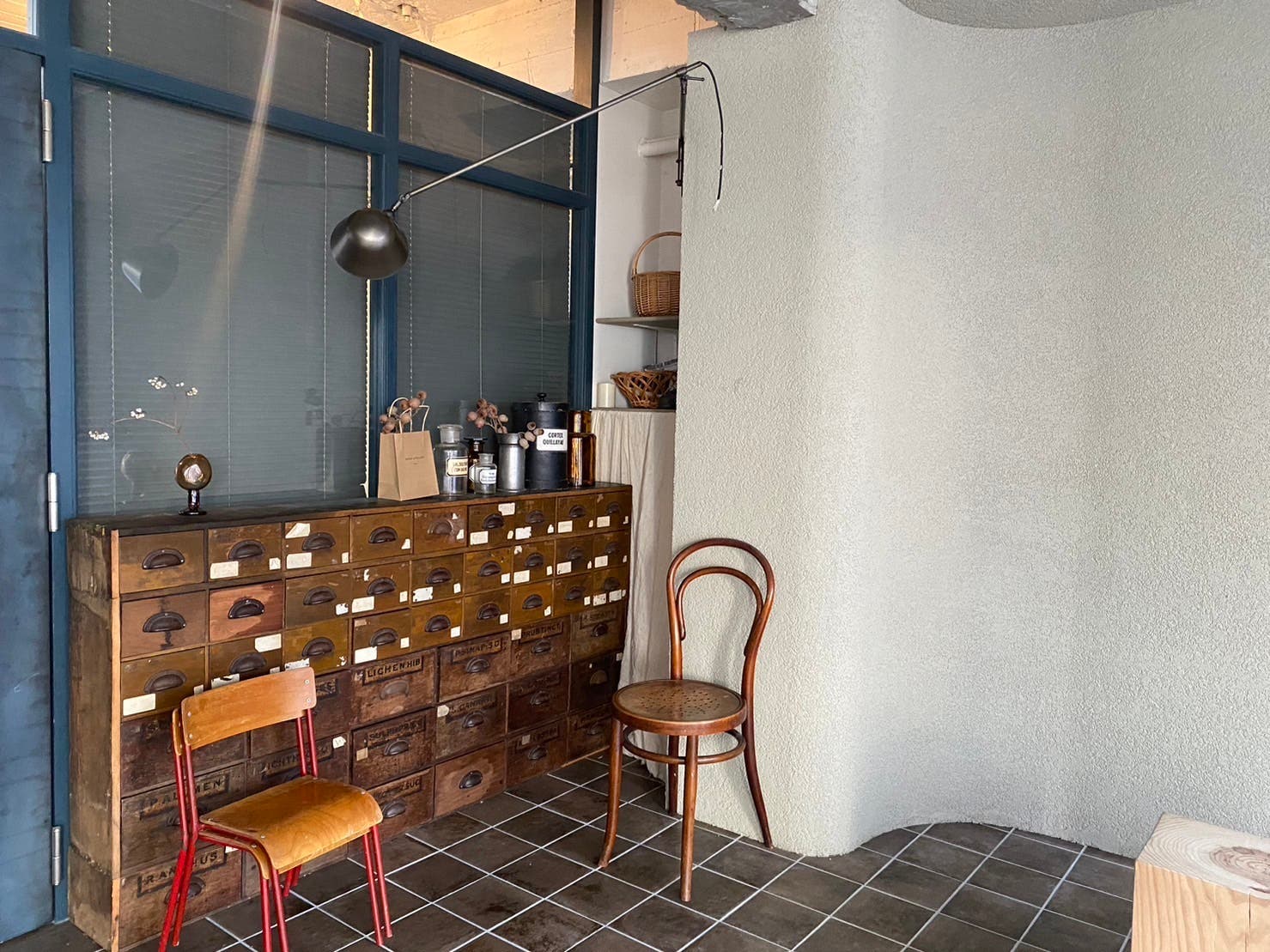 元町駅から徒歩５分の自然光が入るオシャレ空間の写真4