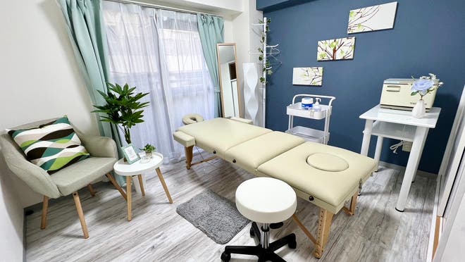 【今だけのオープン価格!😆】三鷹駅から徒歩2分!1番近いレンタルサロン✨リクライニング式高性能のベッド導入済みの写真1