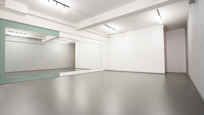 8/27エアコン交換済み《岩本町駅徒歩2分》70㎡広々スタジオ/天井高3m/リノリウム/バレエバー/更衣室ロッカー/地下1フロアの写真2