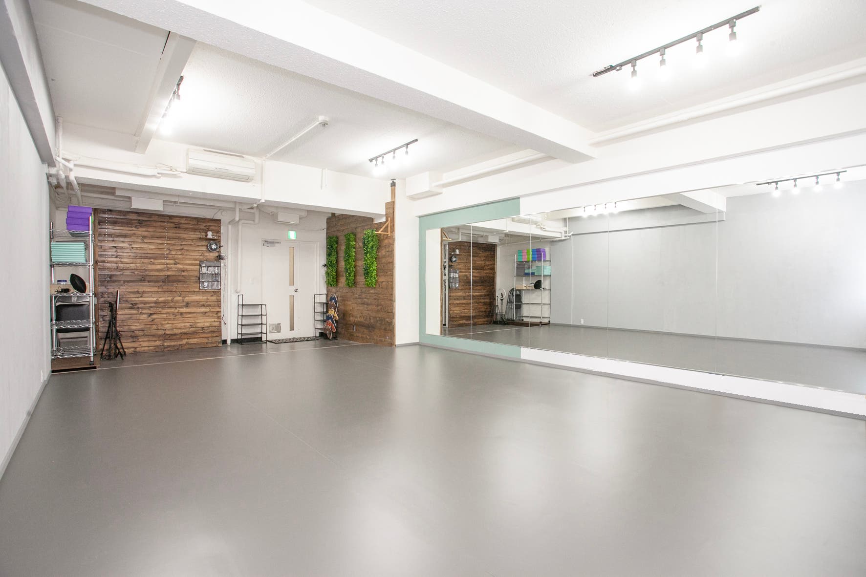 8/27エアコン交換済み《岩本町駅徒歩2分》70㎡広々スタジオ/天井高3m/リノリウム/バレエバー/更衣室ロッカー/地下1フロアの写真5