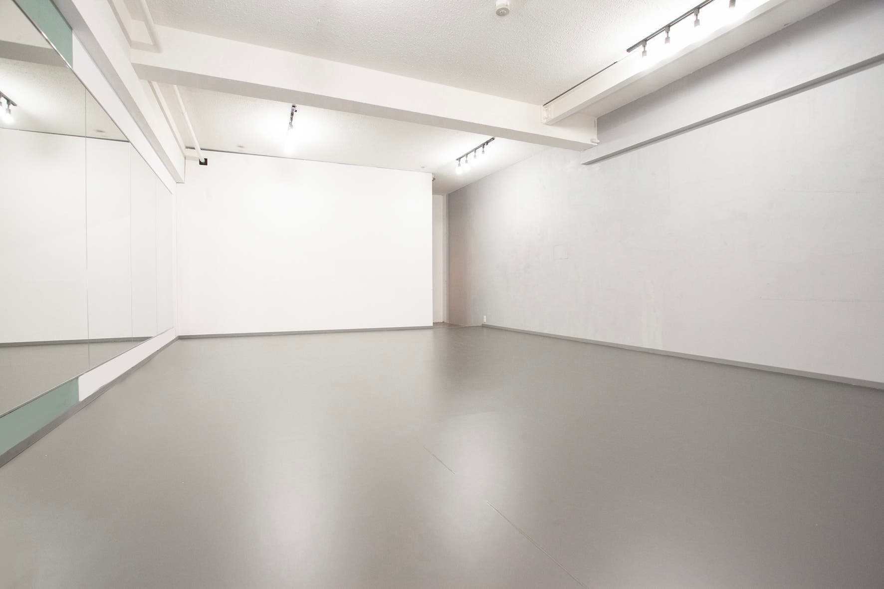 8/27エアコン交換済み《岩本町駅徒歩2分》70㎡広々スタジオ/天井高3m/リノリウム/バレエバー/更衣室ロッカー/地下1フロアの写真4