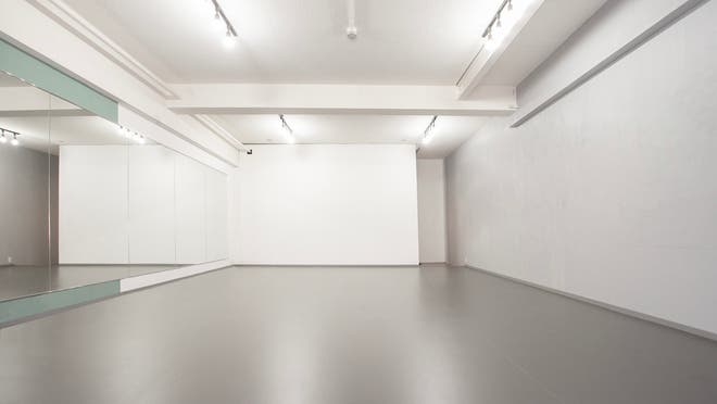 8/27エアコン交換済み《岩本町駅徒歩2分》70㎡広々スタジオ/天井高3m/リノリウム/バレエバー/更衣室ロッカー/地下1フロアの写真3