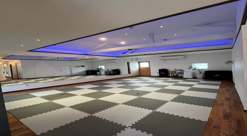 【大型鏡＆LED照明＆ﾌﾟﾛｼﾞｪｸﾀｰ】浜松市東区｜駐車場４台｜ﾀﾞﾝｽ･ﾖｶﾞ･余興･ﾎﾟｰｼﾞﾝｸﾞ練習に♪