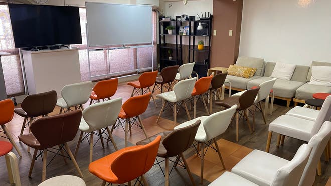 【渋谷駅🍁徒歩5分】カジュアルなセミナー&会議室【軽飲食🍕可】の写真1