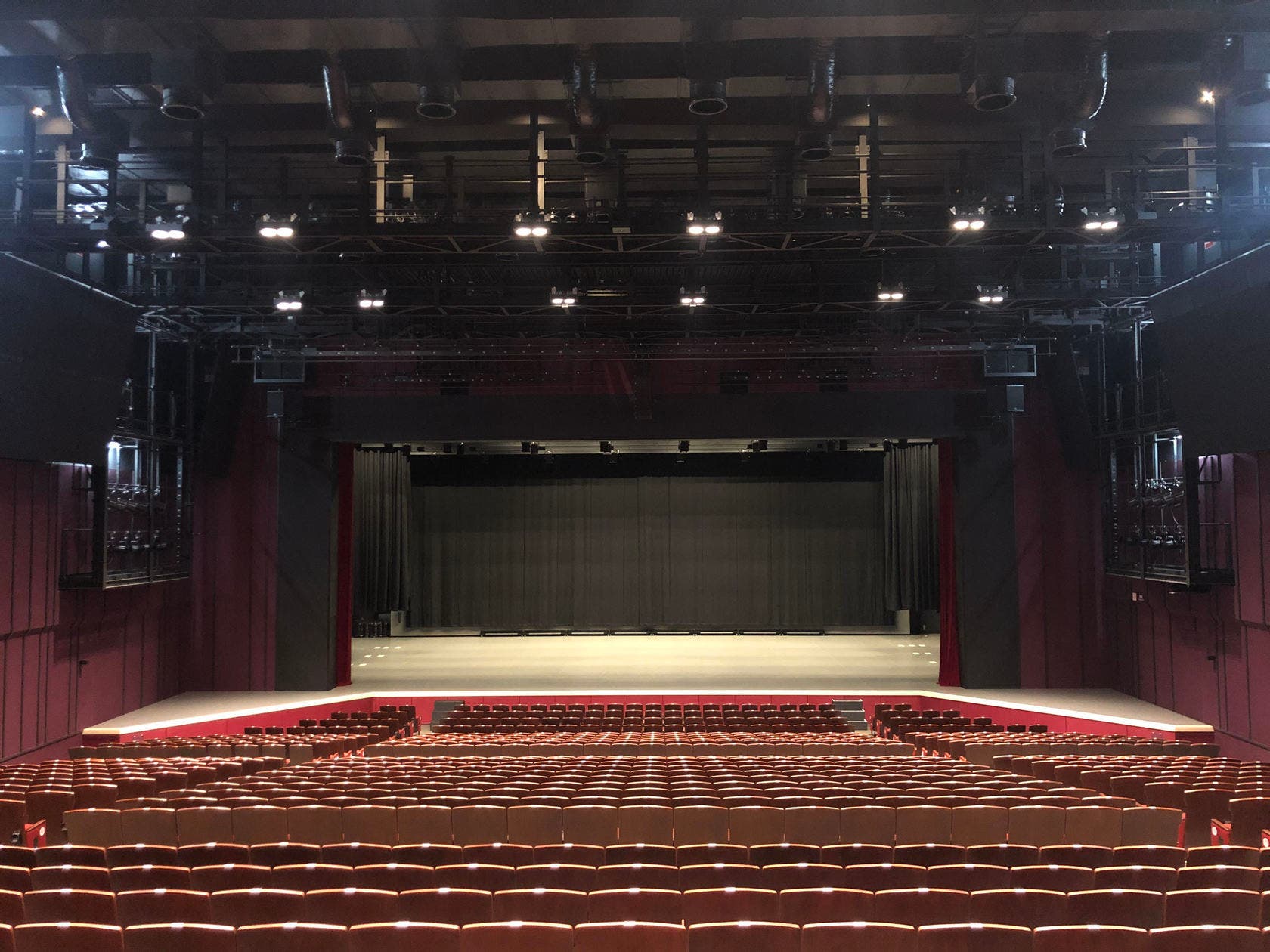 【最寄り駅から徒歩5分】クールジャパンパーク大阪・大ホールのステージのみ。の写真1