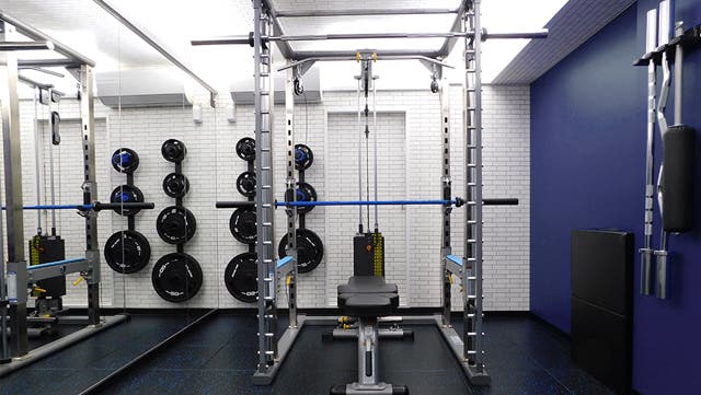 新宿駅・大久保駅・西武新宿駅からアクセス便利。カラフルでオシャレなレンタルジムの写真3