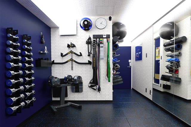 新宿駅・大久保駅・西武新宿駅からアクセス便利。カラフルでオシャレなレンタルジムの写真5