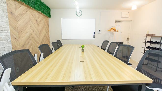 御茶ノ水駅🚶4分🚃末広町駅🚶6分🚃カフェ風会議室 ☕高速光回線⚡最大12名👌大型モニター&ホワイトボードなど充実設備の写真2