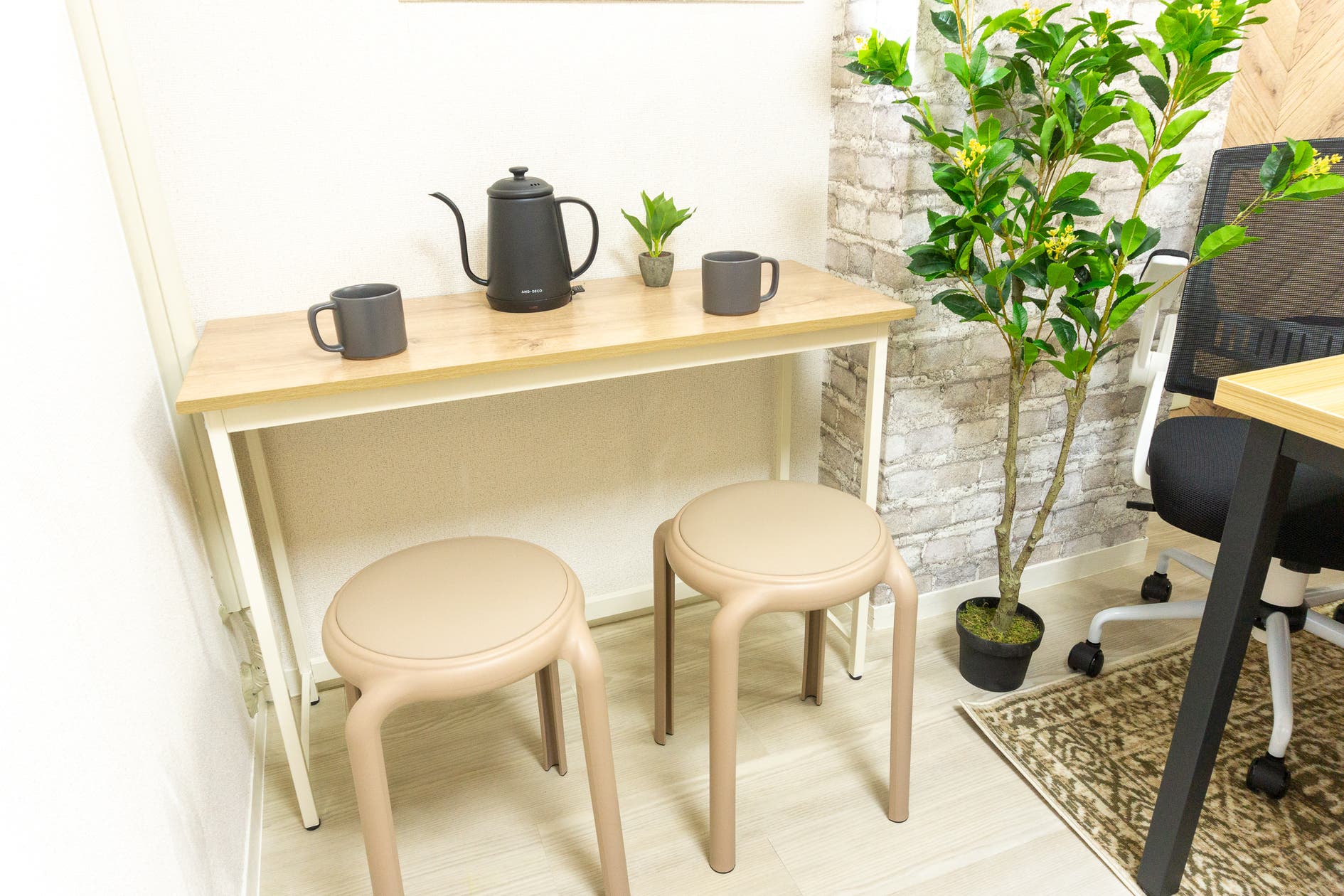 御茶ノ水駅🚶4分🚃末広町駅🚶6分🚃カフェ風会議室 ☕高速光回線⚡最大12名👌大型モニター＆ホワイトボードなど充実設備の写真6