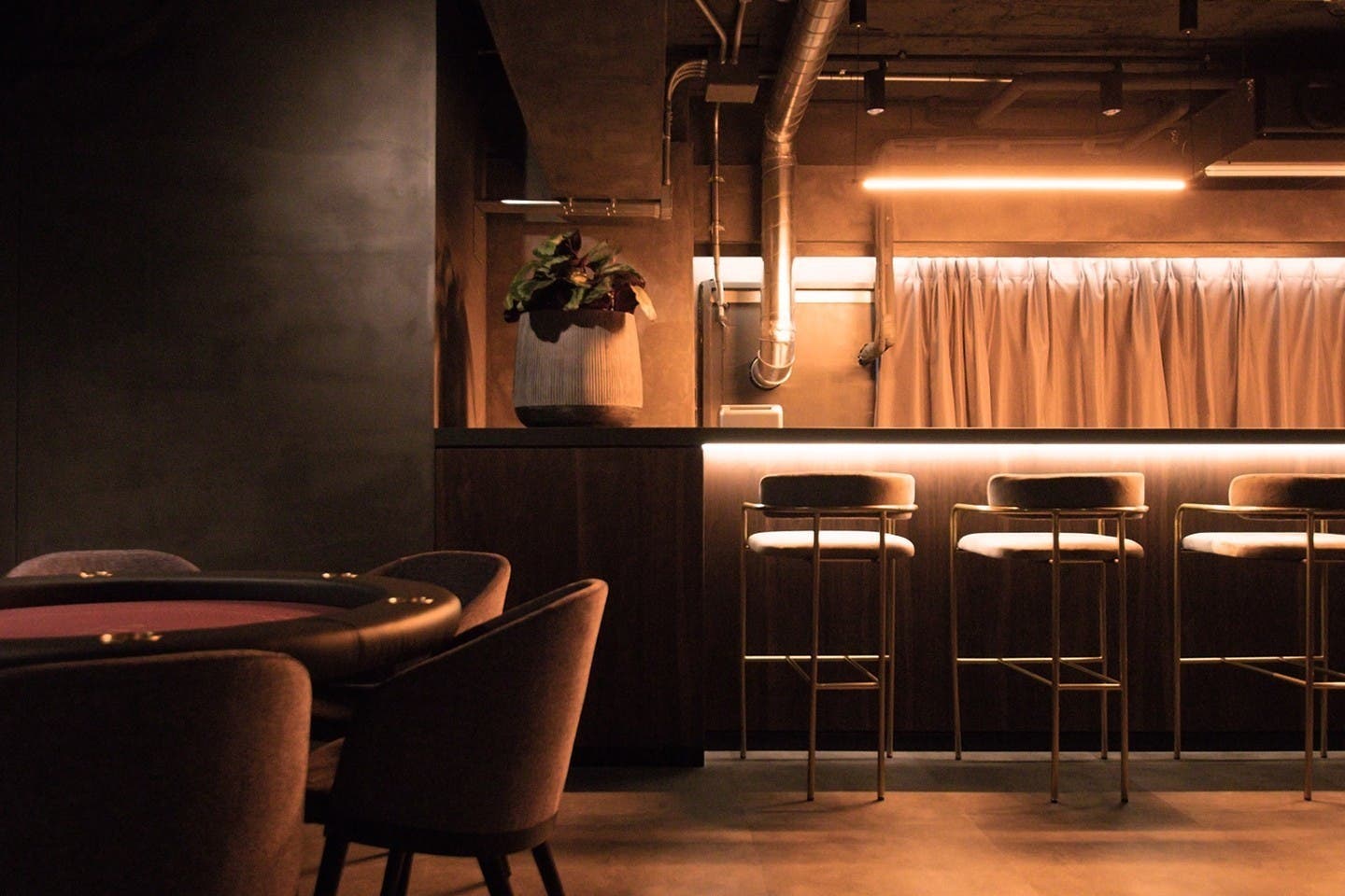 〈渋谷駅5分〉ダーツ・ポーカーテーブル・巨大スクリーンあり/シックな大人空間!の写真2