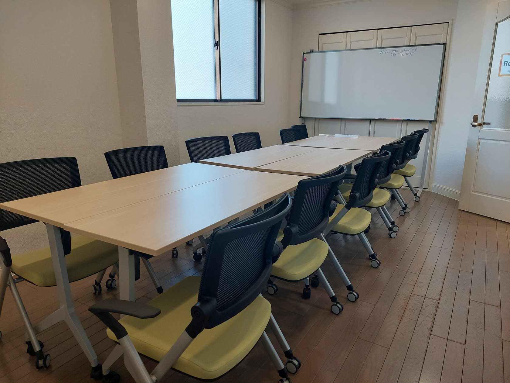 JR成田駅東口から徒歩30秒  ミーティングRoom D/ GAKUYA Bird店 / 12名まで利用可能 の写真1