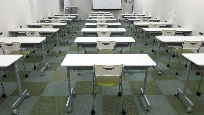 大阪長堀 貸会議室【5階】A会議室 スクール形式 生徒側 最大 21名 ロの字10名の写真1