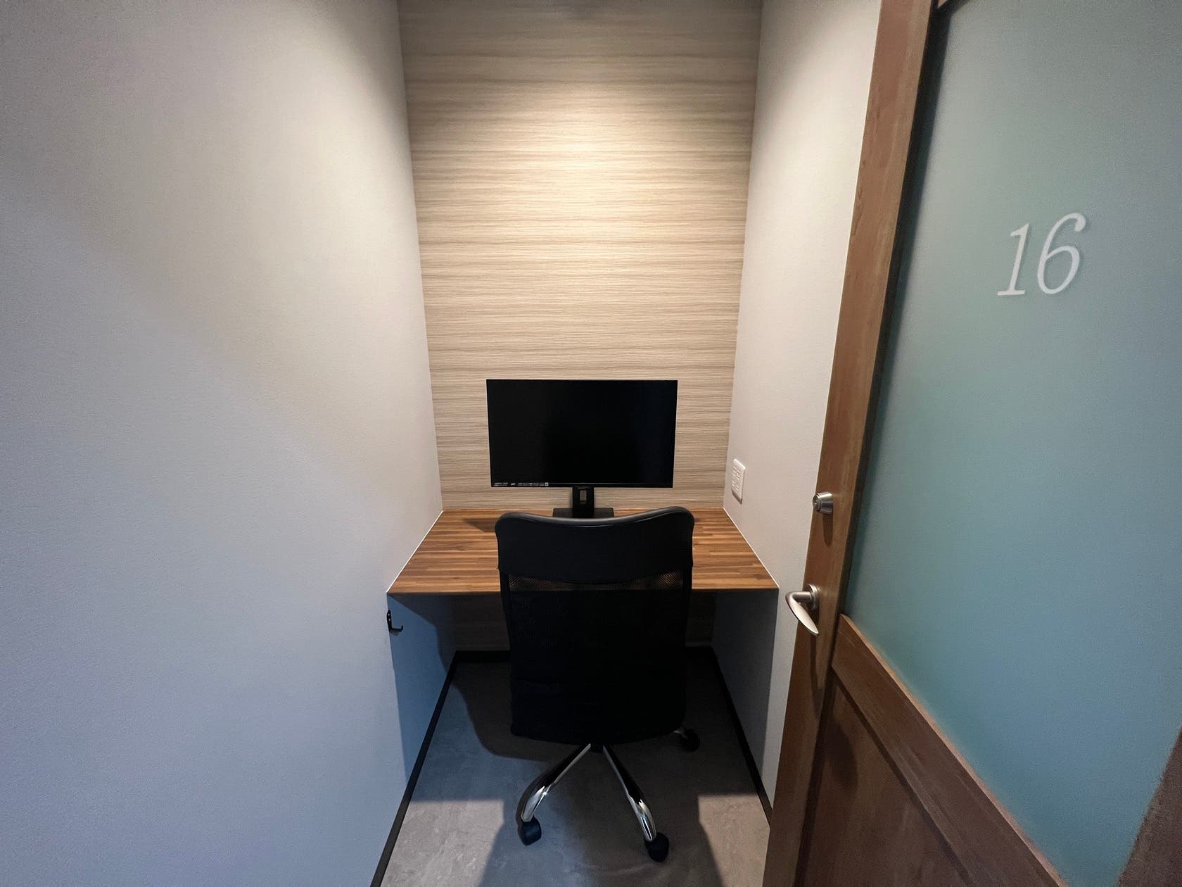 【1時間660円！】JR恵比寿駅目の前！完全個室の1名用ブース（ブース16）※予約時間前は入室不可【４階】の写真1