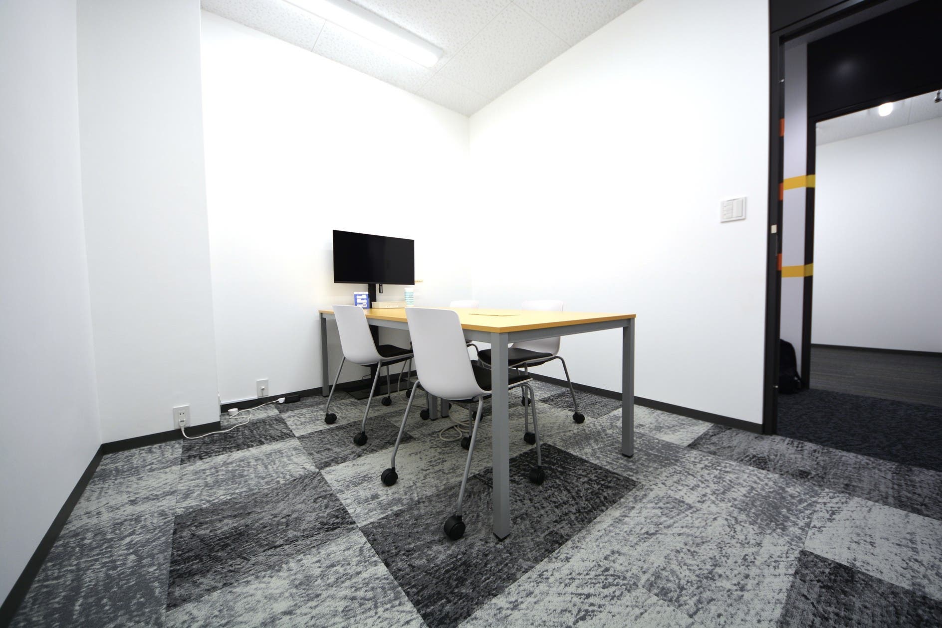 【堺筋本町駅直結】4名利用/Bタイプ/貸会議室/web会議/打ち合わせ/コワーク等の写真1