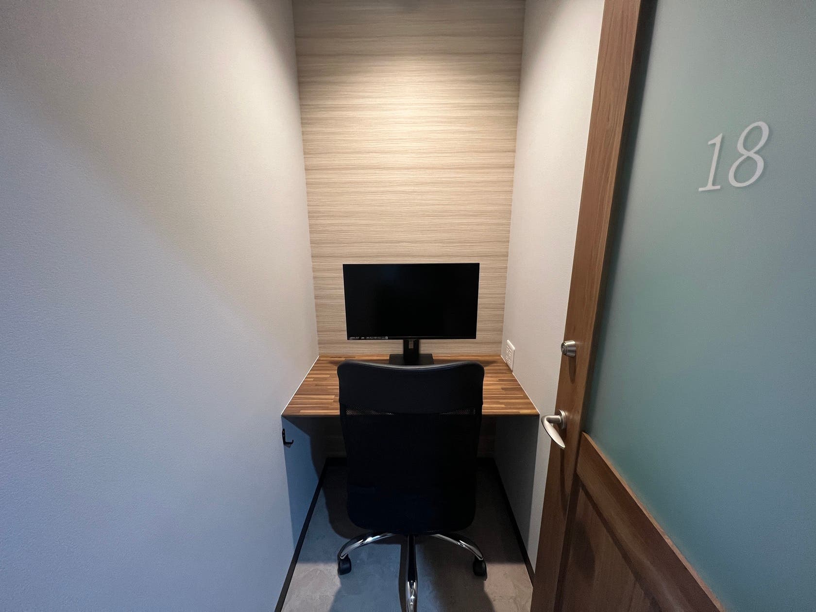【1時間660円！】JR恵比寿駅目の前！完全個室の1名用ブース（ブース18）※予約時間前は入室不可【４階】の写真1