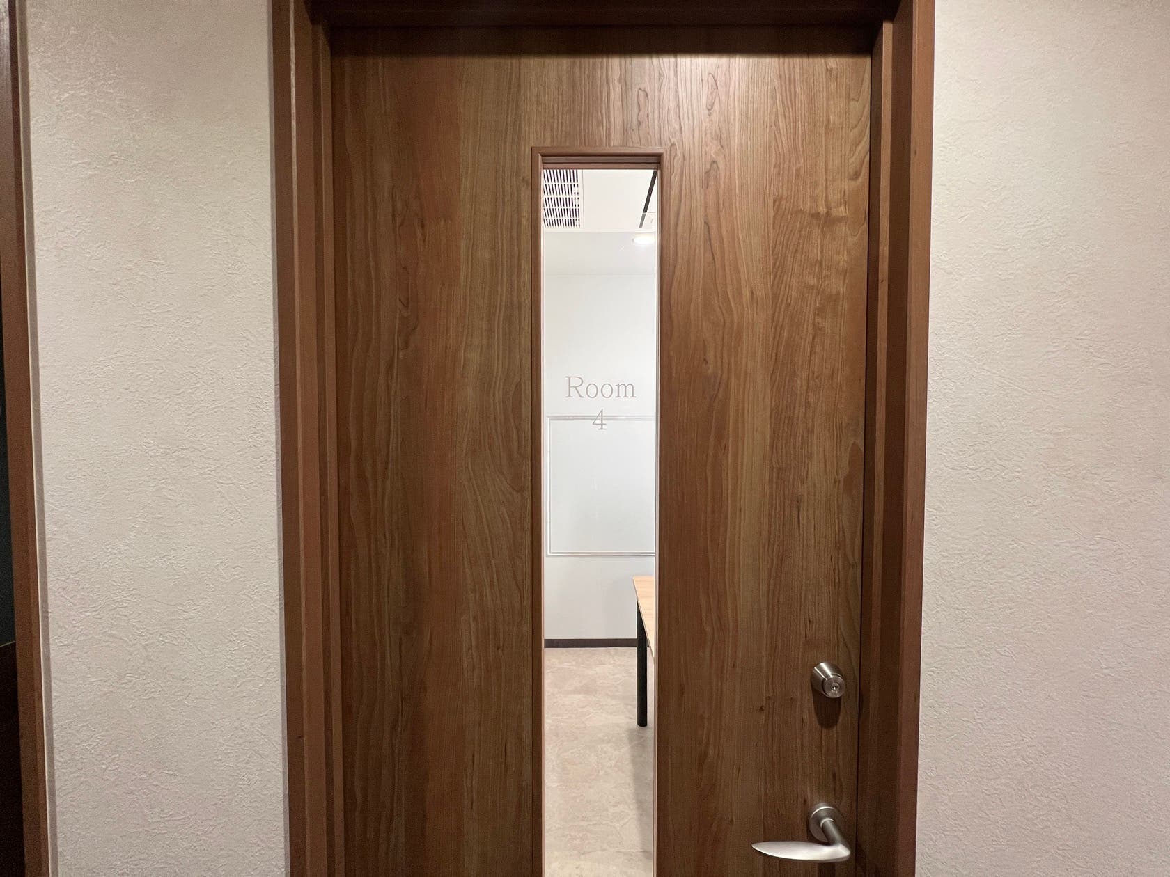 【1時間1,441円〜】JR恵比寿駅目の前！モニター、ホワイトボード付の4名会議室（Room4）【4階】の写真5