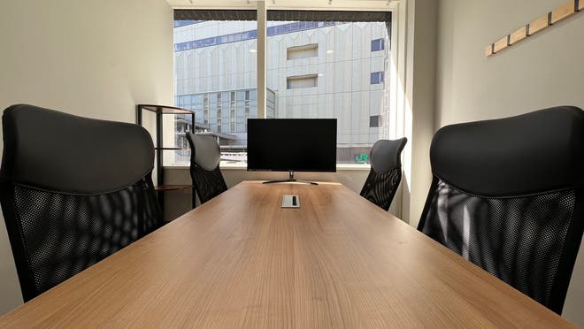 【1時間1,441円〜】JR恵比寿駅目の前!モニター、ホワイトボード付の4名会議室(Room4)【4階】の写真2