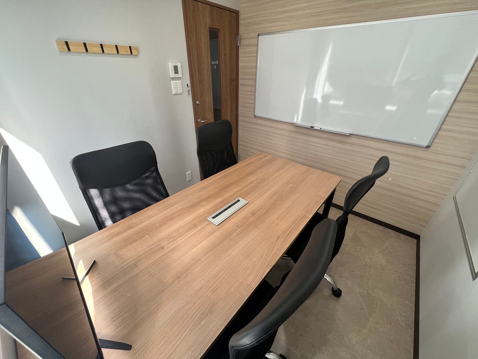 【1時間1,441円〜】JR恵比寿駅目の前！モニター、ホワイトボード付の4名会議室（Room4）【4階】の写真3