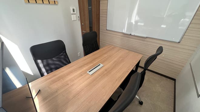 【1時間1,441円〜】JR恵比寿駅目の前!モニター、ホワイトボード付の4名会議室(Room4)【4階】の写真3