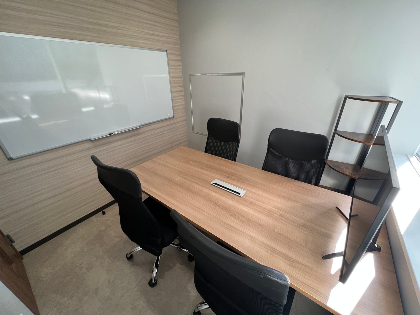 【1時間1,441円〜】JR恵比寿駅目の前！モニター、ホワイトボード付の4名会議室（Room4）【4階】の写真1