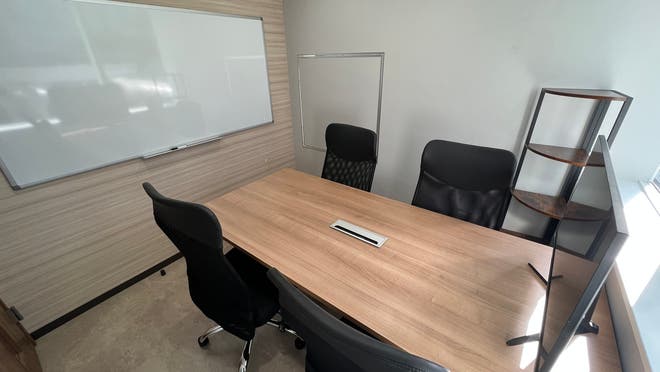 【1時間1,441円〜】JR恵比寿駅目の前!モニター、ホワイトボード付の4名会議室(Room4)【4階】の写真1