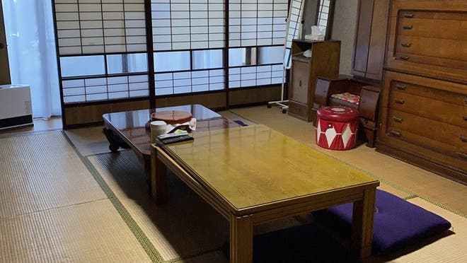 【B】1階 和室10畳(テレビ、座卓、座布団あり)の写真1