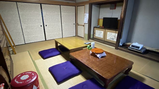 【B】1階 和室10畳(テレビ、座卓、座布団あり)の写真3