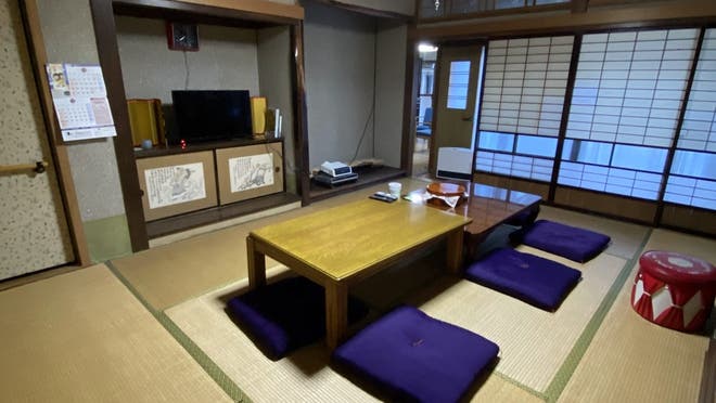 【B】1階 和室10畳(テレビ、座卓、座布団あり)の写真4