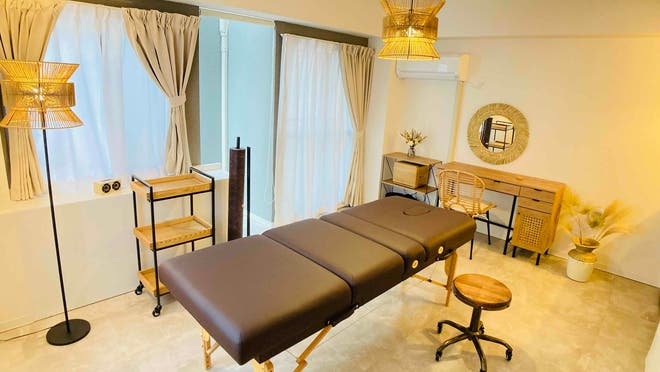 【袋町駅近】✨祝オープン✨リゾート型🌴完全個室プライベートサロン|リクライニングベッド常設|ラタンの机・イス|テレビの写真1