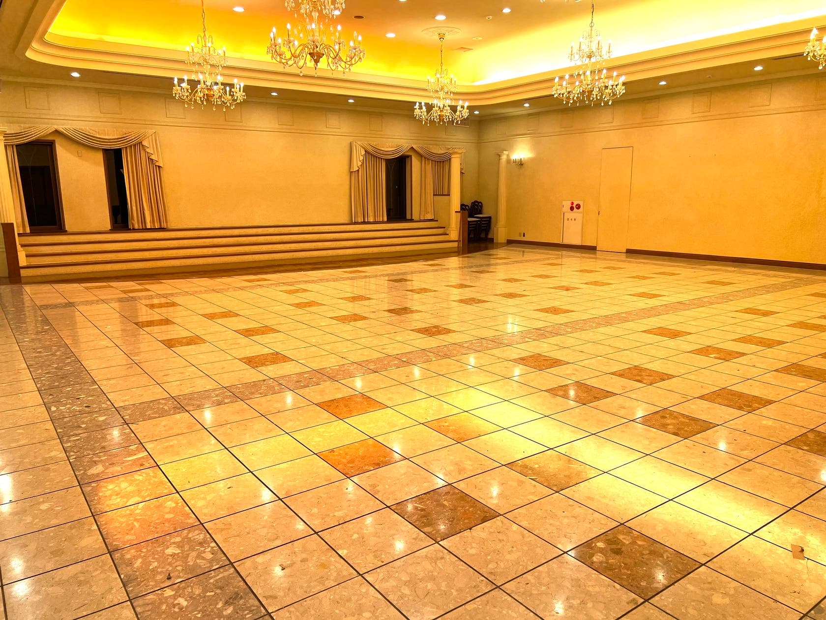 元結婚式場をアップサイクルした巨大施設【教会・大ホール・キッチン・屋外撮影】の写真17